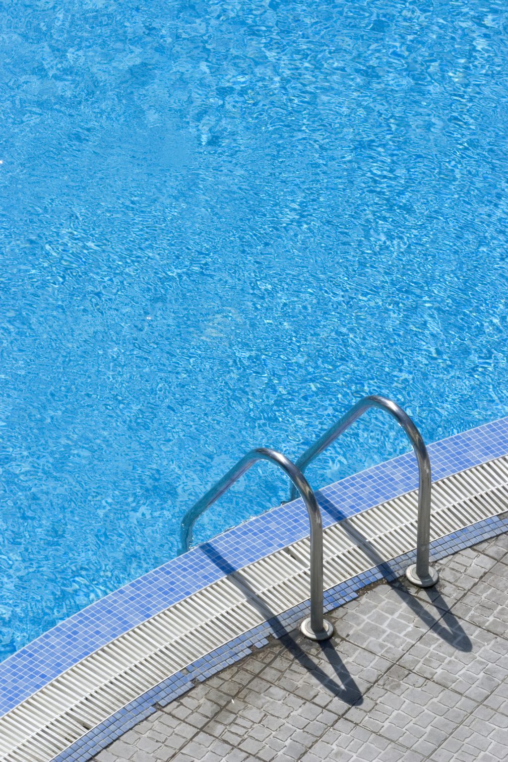 How to Keep Pool Water Warm Without Overworking the Heater